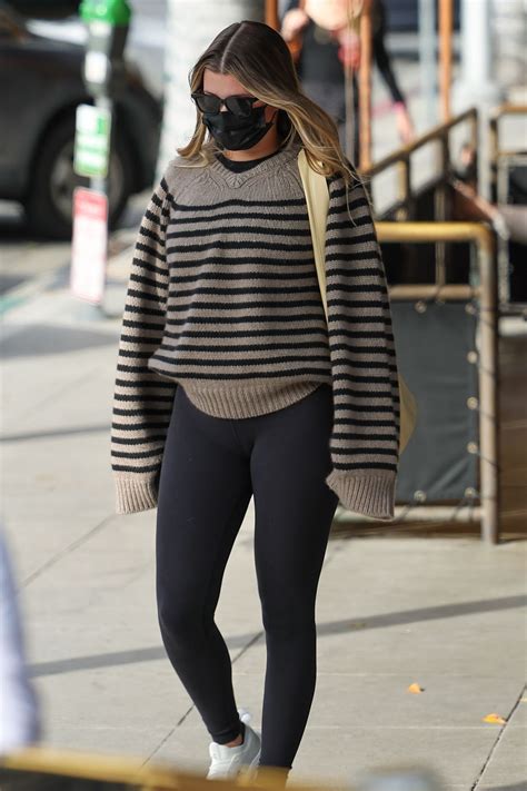 Sofia Richie In An Oversized Sweater And Black Leggings At Beverly Grill In Beverly Hills 01 30