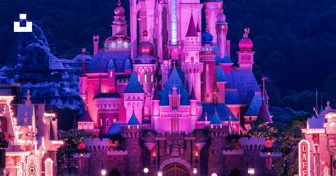 분홍색과 보라색 하늘의 성 사진 Unsplash의 무료 홍콩 디즈니랜드 이미지