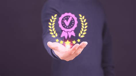 별 다섯 개로 최고의 품질 보증을 보여주는 남자 손 비즈니스 서비스의 평가 품질 보증 보증 보증 표준 Iso 인증 검토 피드백