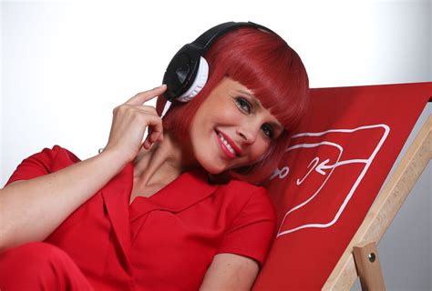 Fotos Miss Ifa Faz Muitas Caras E Poses Ao Mostrar Eletrônicos E
