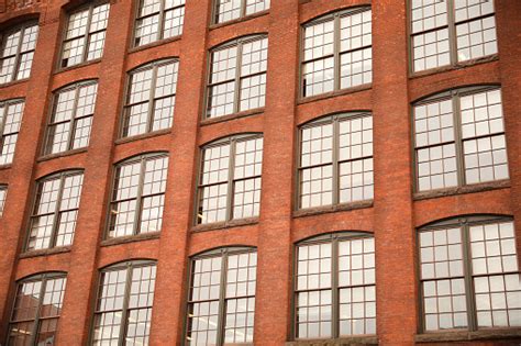 프로비던스 로드 아일랜드의 오래된 벽돌 건물 아파트와 사무실 건물은 산업 오래된 공장과 창문이 있는 건축물을 보여줍니다 거리에 대한 스톡 사진 및 기타 이미지 Istock