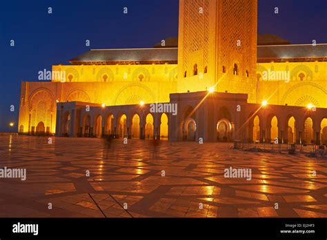 Mosquée Hassan Ii Casablanca Au Crépuscule Le Maroc Lafrique Du