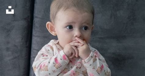 흰색과 분홍색 옷을 입은 아기가 녹색과 흰색 세라믹 접시에 앉아 사진 Unsplash의 무료 소녀 이미지