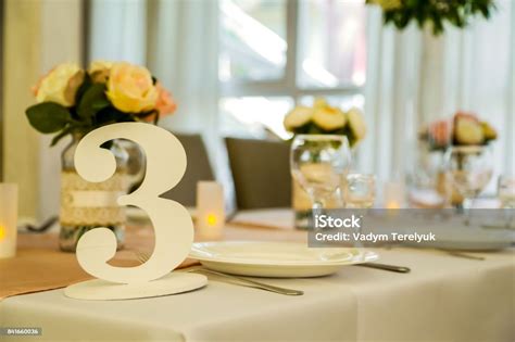 음식과 결혼식에 꽃 테이블입니다 세련 된 감각적인 장식 꽃와 액세서리의 결혼식을 축 하 하기 위해 레스토랑 홀 결혼 의식에 대한 스톡 사진 및 기타 이미지 Istock