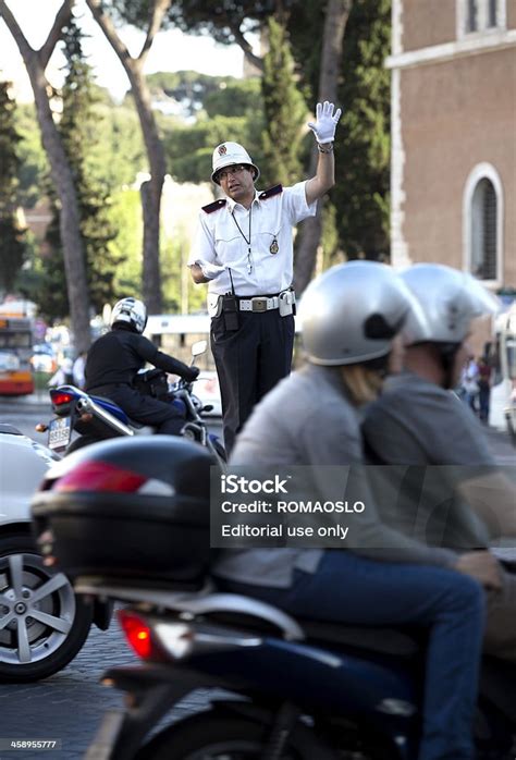 경찰 감독적 이 트래픽 피아차 베네치아 이탈리아 로마 경찰관에 대한 스톡 사진 및 기타 이미지 경찰관 베네치아 광장 교통경찰 Istock