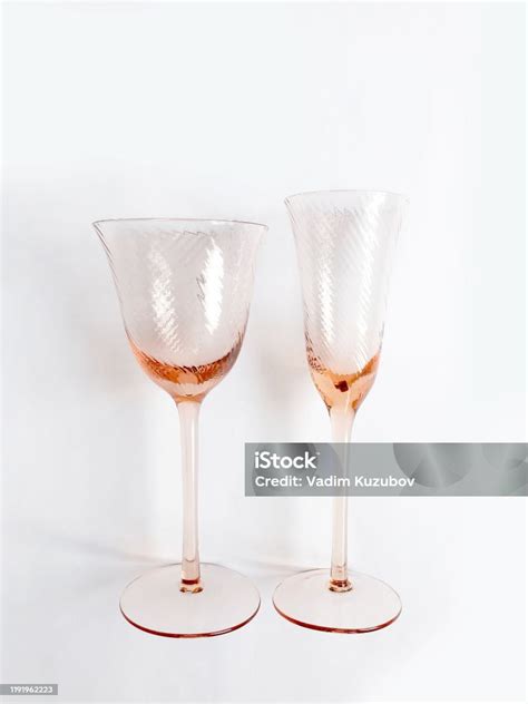 흰색 배경에 샴페인이나 와인을위한 두 개의 깨끗한 새로운 분홍색 안경 파티 나 축하를위한 요리 0명에 대한 스톡 사진 및 기타 이미지 Istock