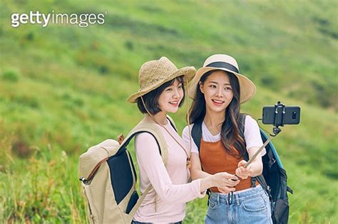 휴가 여행 여행자 역할 휴식 소풍 아웃도어 국내여행 걷기 하이킹 하이킹 아웃도어 셀프카메라 포즈취하기 셀카봉 인조물건 이미지