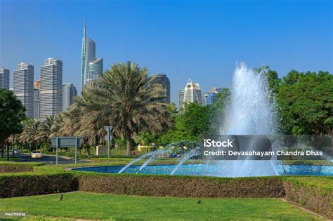 두바이 Uae 스프링스로 알려진 지역의 길가에 있는 도시 조경 및 분수 배경에 있는 주메이라 호수 타워 0명에 대한 스톡 사진