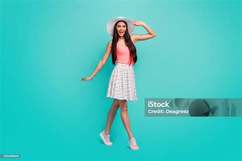 매력적인 달콤한 치료 예쁜 소녀 산책의 전체 길이 사진은 봄 자유 시간 휴가 느낌 미친 착용 싱글 의상 검슈즈 고립 파스텔 청록색 색상 배경을 즐길 수 갈색 머리에 대한