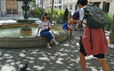 Emily In Paris Pourquoi La Série Sur Netflix Booste Le Tourisme