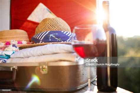 여름 방학 복고풍 빈티지 및 오래 된 수화물을 위한 여행 가방 준비 0명에 대한 스톡 사진 및 기타 이미지 0명 가득 찬 가방 Istock