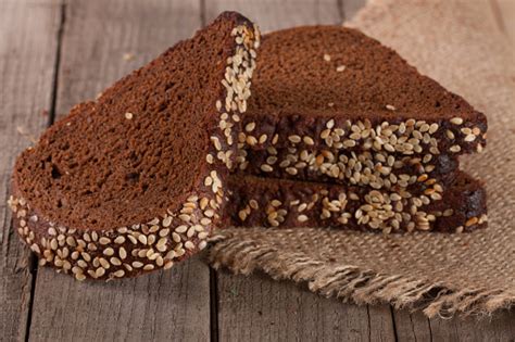 참 깨 Seedson 오래 된 나무 배경에 검은 빵 조각 0명에 대한 스톡 사진 및 기타 이미지 0명 바게트 빵집