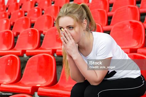경기장 연단 안락의 자에 앉아 생각에 잠겨있는 여자 치 어 리더 지켜 봄에 대한 스톡 사진 및 기타 이미지 지켜 봄 스포츠 슬픔 Istock