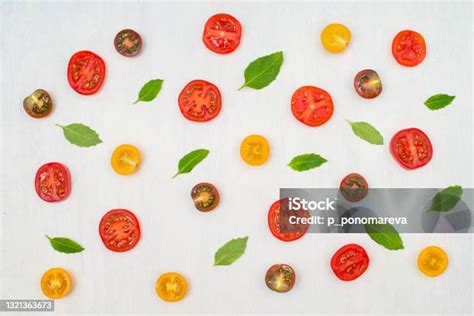 다양한 슬라이스 토마토와 바질 잎 배경 흰색 배경에 플랫 레이 패턴 단면도에 대한 스톡 사진 및 기타 이미지 단면도 토마토 채소 패턴 Istock