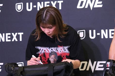 武尊の私物バッグにメッセージを記する吉田沙保里（撮影・酒井卓也） スポニチ Sponichi Annex 格闘技