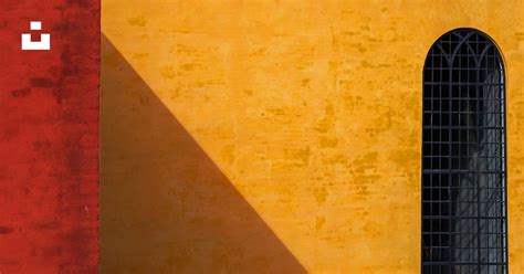 검은 창문과 빨간 벽이 있는 노란 건물 사진 Unsplash의 무료 색 이미지