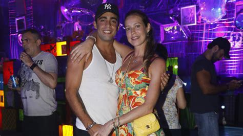 Luana Piovani posa de biquíni o marido e os filhos em Fernando de Noronha Purepeople
