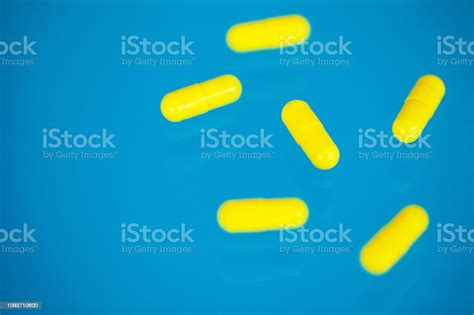 醫療丸藍色背景上的彩色藥丸和膠囊藥用主題 膠囊丸與醫藥抗生素在包裝 照片檔及更多 上癮 照片 上癮 井 健保和醫療 Istock