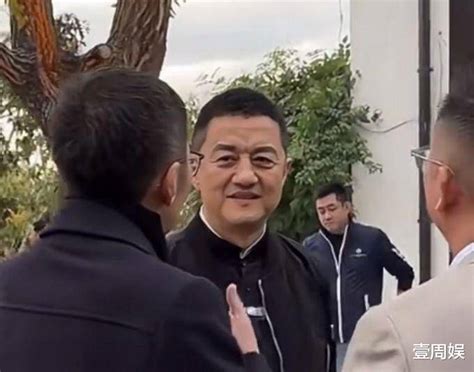 53岁李亚鹏现身酒会被偶遇，头发乌黑皱纹明显，网友：老年味太重了直播间事业心什么