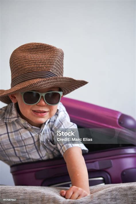 휴가를 떠날 준비가 되었습니다 모자와 선글라스를 쓴 여행 가방 안의 아이 4 5세에 대한 스톡 사진 및 기타 이미지 4 5세 가방 개념 Istock