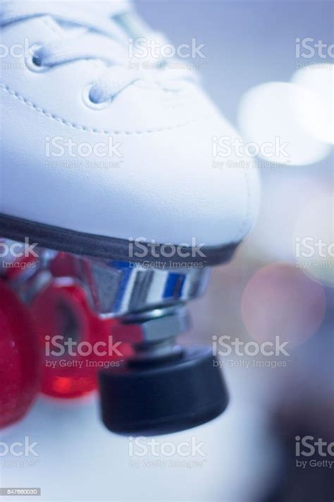 가 게 창 화면에서 스케이트 상점에서 어린이 쿼드 스케이트 Rollerskates 4 개의 바퀴와 롤러 디스코에 대 한 정면