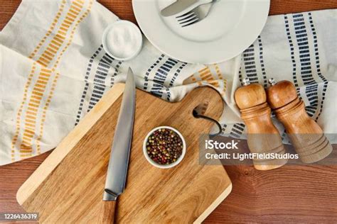나무 배경에 천 도마 그릇 후추와 소금 공장 근처 칼붙이 와 접시의 상단보기 0명에 대한 스톡 사진 및 기타 이미지 0명