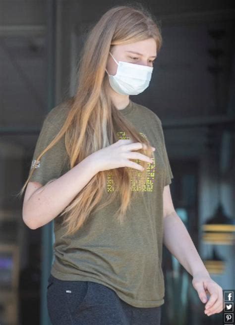 马斯克18岁变性“女儿”罕见露面，长发飘飘、眼神忧郁！