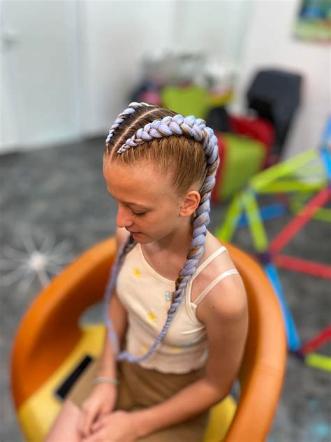 Две плитки с канекалон ПЪЗЕЛ детски фризьорски салон Facebook