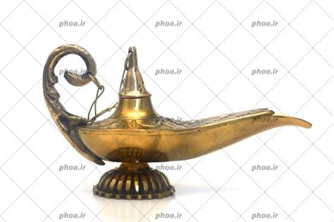 عکس با کیفیت چراغ جادوی برنزی قدیمی در پس زمینه سفید عکس با کیفیت و