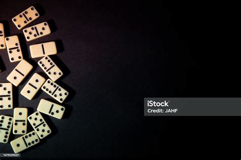 검은색 배경에 Dominò 타일 배치 및 다양한 모양으로 주문 스폿 조명 및 컬러 필터 보드 게임 개념 0명에 대한 스톡 사진 및 기타 이미지 Istock