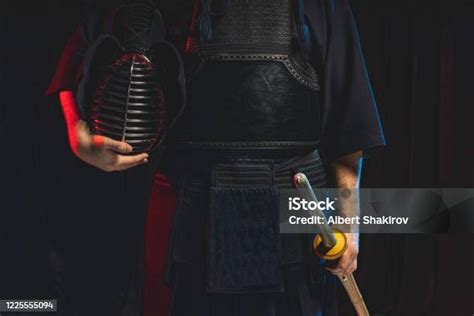 Dipotong Kendo Lakilaki Memegang Helm Dan Pedang Shinai Di Tangan Foto