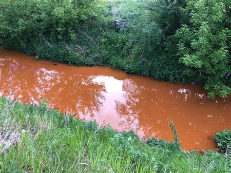 Широкая речка Река приобрела оранжевый цвет Екатеринбург Новости