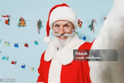 크리스마스 모자 빨간 정장에 오래 된 수염 산타 클로스 남자 50 S 닫기 일반 블루 배경 스튜디오 새해 복 많이 받으세요