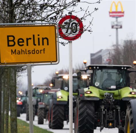Berlin Tausende Bauern Protestieren Mit Treckern Und Plakaten WELT
