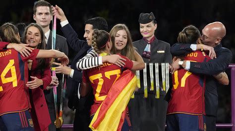Colère Généralisée Après Le Baiser Dun Dirigeant Espagnol à Une Joueuse De Soccer Noovo Info