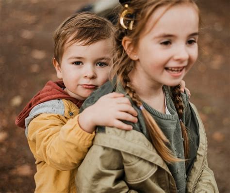 Crianças felizes se divertindo ao ar livre Foto Grátis