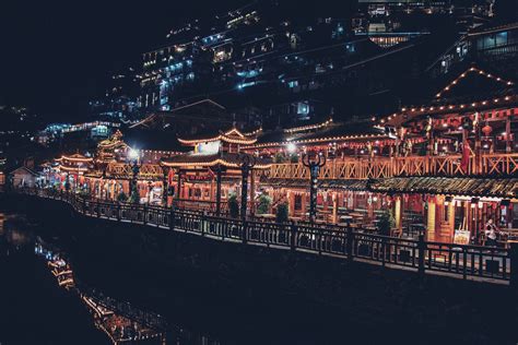 야간에 조명이 켜진 도시 사진 Unsplash의 무료 건물 이미지