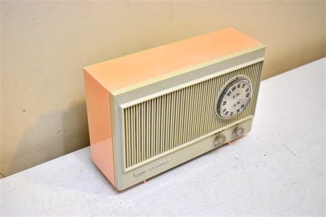 Sherbet Pink 1966 Lloyds Model Tm 66 Vacuum Tube Am Fm Radio Excellent Retro Radio Farm