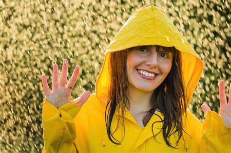 Wanita Mengenakan Jas Hujan Kuning Keluar Di Tengah Hujan Foto Stok