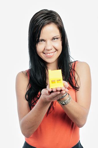 웃고 있는 젊은 여성이 주택 소유를 대표하는 모델 하우스를 자랑스럽게 들고 있다 모델 하우스 모형에 대한 스톡 사진 및 기타 이미지 모델 하우스 모형 부축하기 쥠