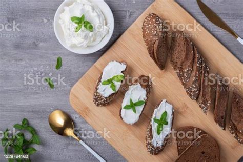 커드 치즈와 리코타 허브가 있는 나무 도마위에 집에서 만든 빵 민트로 장식 리코타에 대한 스톡 사진 및 기타 이미지 리코타