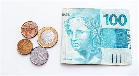 실제 통화 브라질에서 돈 흰색 배경에 고립 된 백 Reais 지폐와 동전 상단 보기 사진 브라질 경제 및 금융 개념 0명에 대한