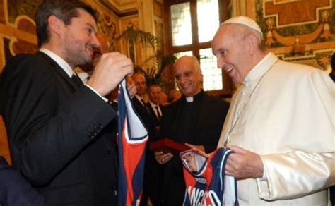 El Papa Francisco recibió su camiseta del básquet de San Lorenzo