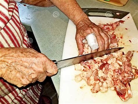 Primer De Una Mujer Que Taja El Pollo Foto De Archivo Imagen De