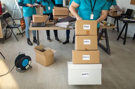 코로나바이러스 전염병 단속 중 전달을 위한 기부를 준비하는 사람들의 그룹 Charitable Foundation에 대한 스톡