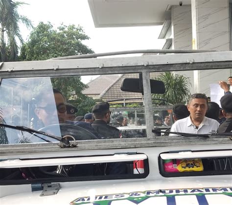 Land Rover Putih VS Limosin Cadillac Soekarno Kendaraan 2 Paslon
