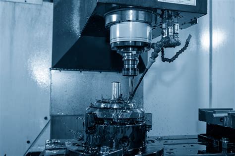 Cnc 밀링 기계는 오일 냉각수 방법으로 쉘 금형 부품을 절단합니다 0명에 대한 스톡 사진 및 기타 이미지 0명 Cnc