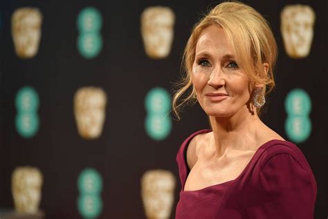 Após falas transfóbicas JK Rowling divulga novo livro sobre serial