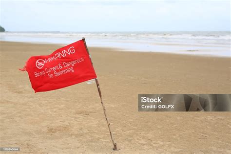 붉은 깃발 경고 강한 전류와 폭풍에 바다에서 위험한 수영 없음 해변에서 비행 붉은 깃발 Prohibition에 대한 스톡 사진