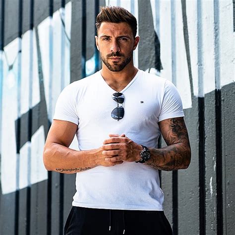 Razgaljeni Gregor Čeglaj Jemlje Dih S Fotografijami Izpod Tuša Točnoto